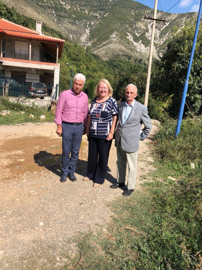 ΕΠΙΣΚΕΨΗ ΤΗΣ ΠΡΕΣΒΕΩΣ ΤΗΣ ΕΛΛΑΔΟΣ ΣΤΑ ΧΩΡΙΑ ΛΕΣΙΝΙΤΣΑ ΚΑΙ ΔΡΟΒΙΑΝΗ | Finiq