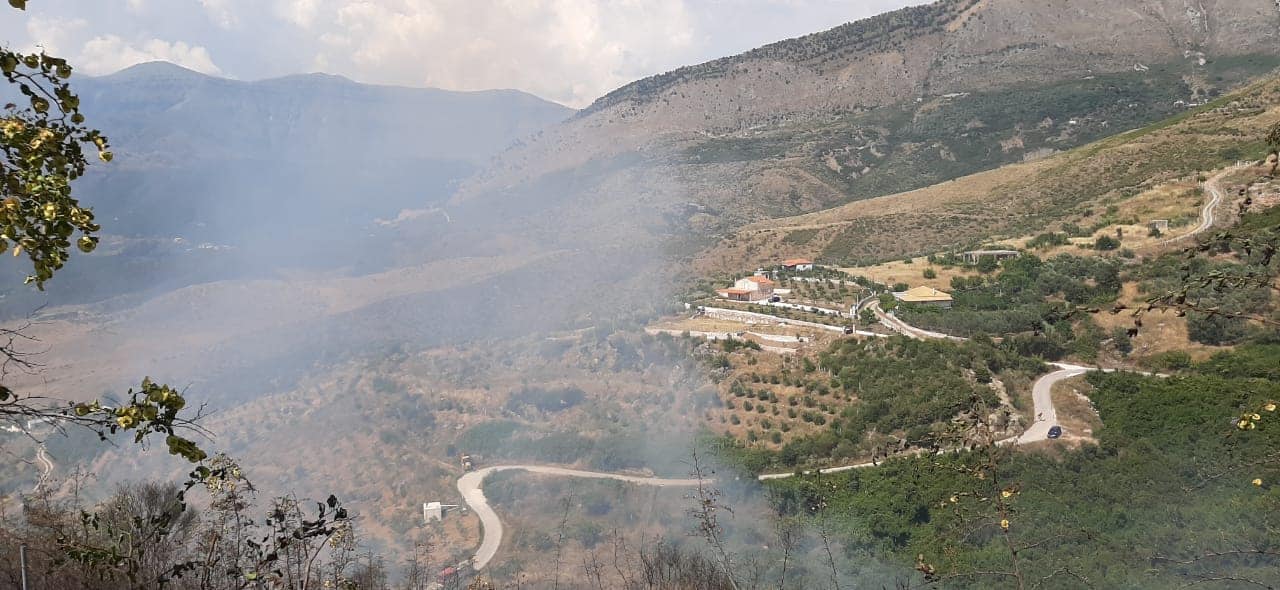 ΦΩΤΙΑ ΣΕ ΕΞΕΛΙΞΗ ΣΤΟ ΧΩΡΙΟ ΛΥΒΕΝΑ ΔΗΜΟΥ ΦΟΙΝΙΚΑΙΩΝ | Finiq